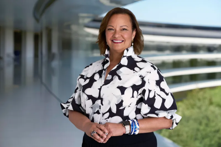 Apple Loses Top Black Executive As Lisa Jackson Retires